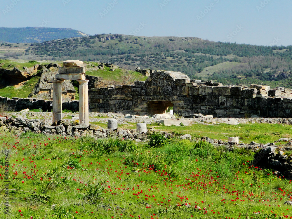 Stockfoto Ruins city gate of Hierapolis in Pamukkale, Turkey ...