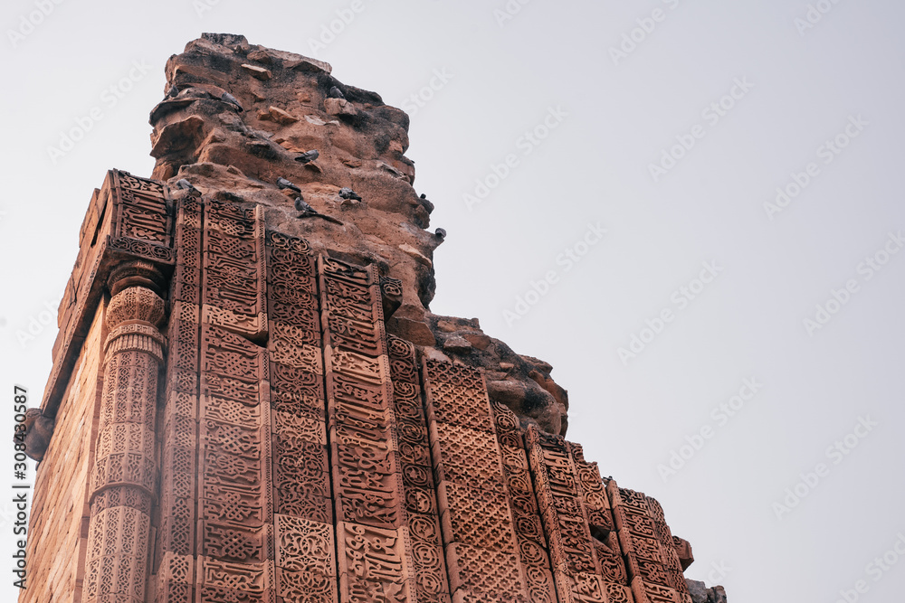 Foto de Ruins and columns in the ancient Qutub Minar complex in New ...
