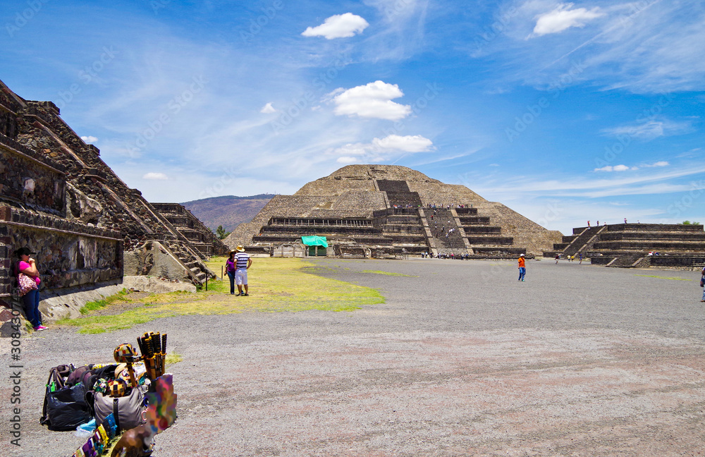 Foto de Popular tourist destination ancient Aztec city ruins of the ...