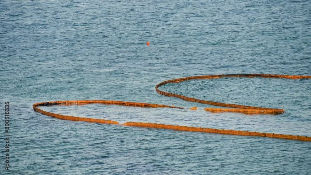 Vidéo Stock Containment Boom as Temporary Floating Barrier Used to ...