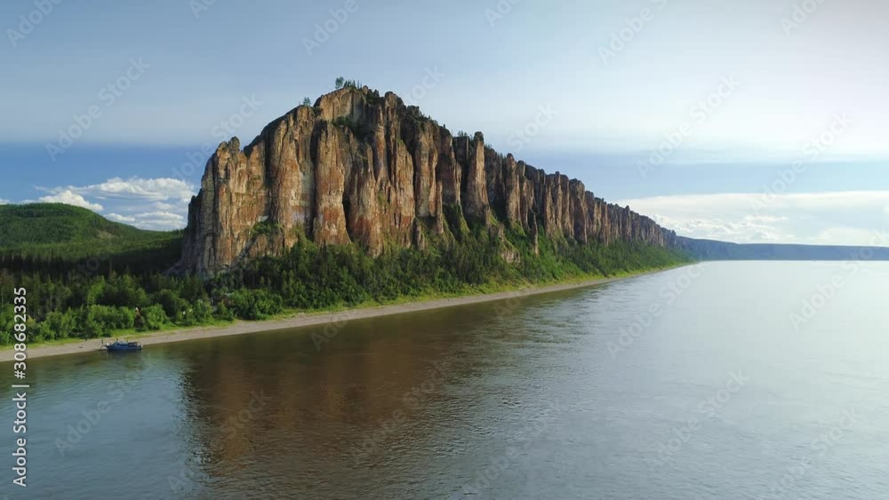 Stockvideo Flight forward Lena pillars vertical cliffs rock formation ...