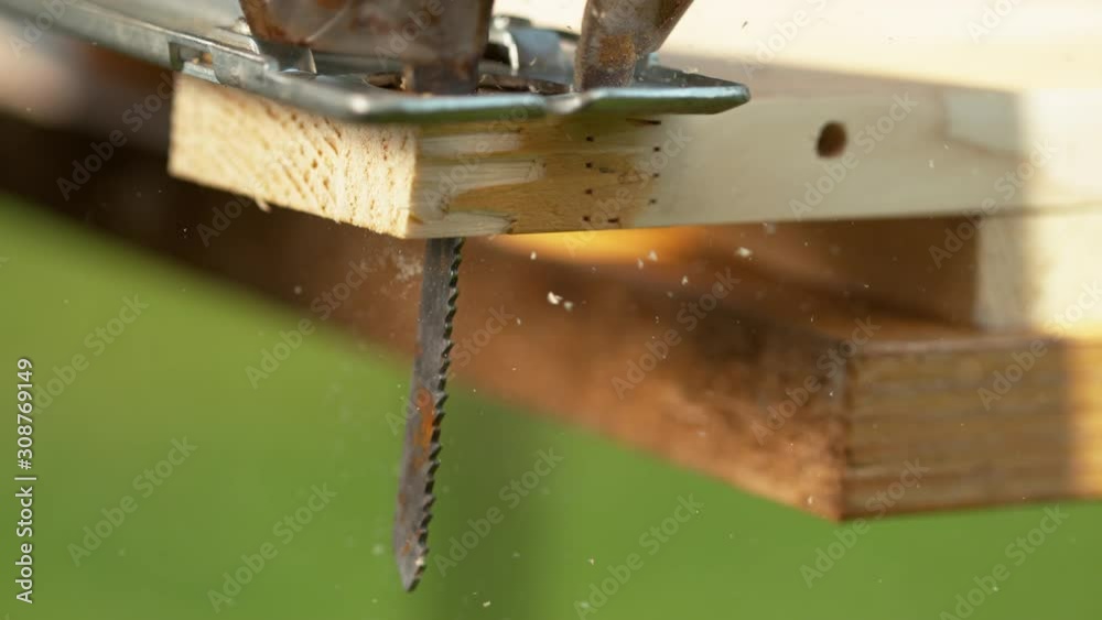 Vidéo Stock SLOW MOTION, MACRO, DOF: Detailed shot of saw cutting into ...