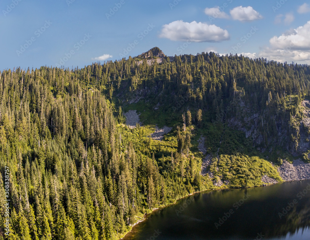 Fotka „Secluded Kelcema Lake and the surrounding mountain and trees ...