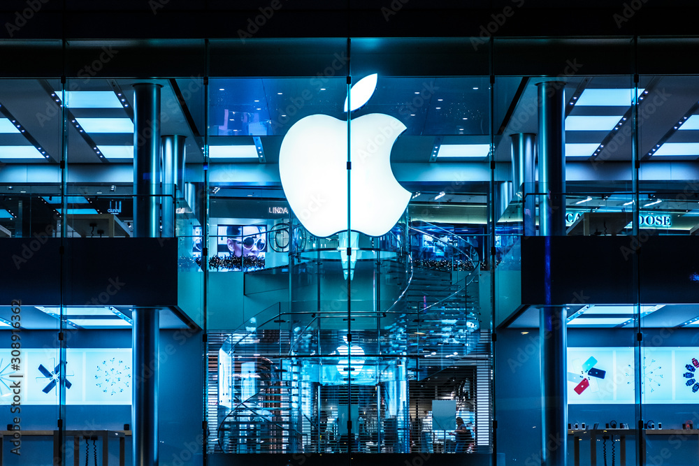 Foto de The Apple Logo on Apple Store facade in Hongkong at night ...