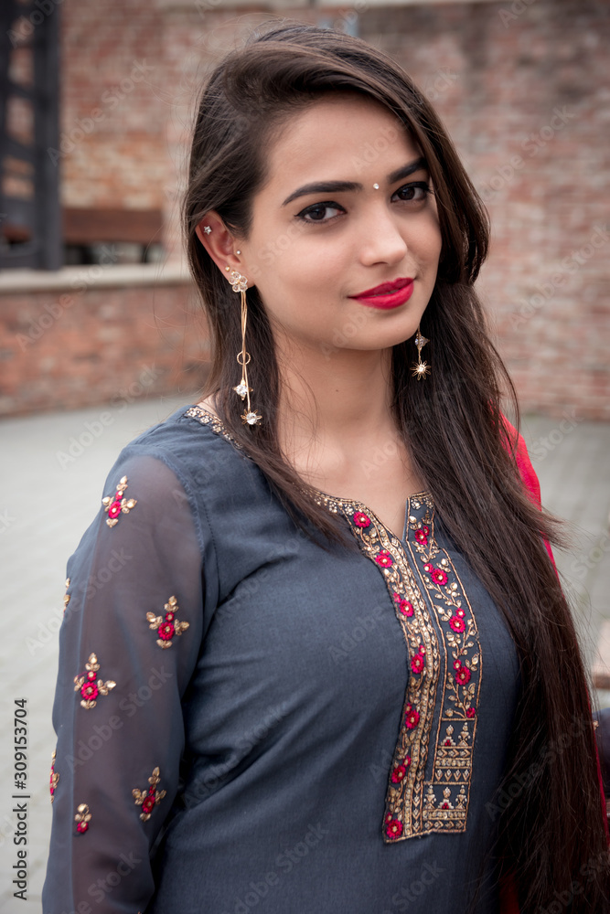 Portrait of indian girl in traditional dress. Traditional accessories ...