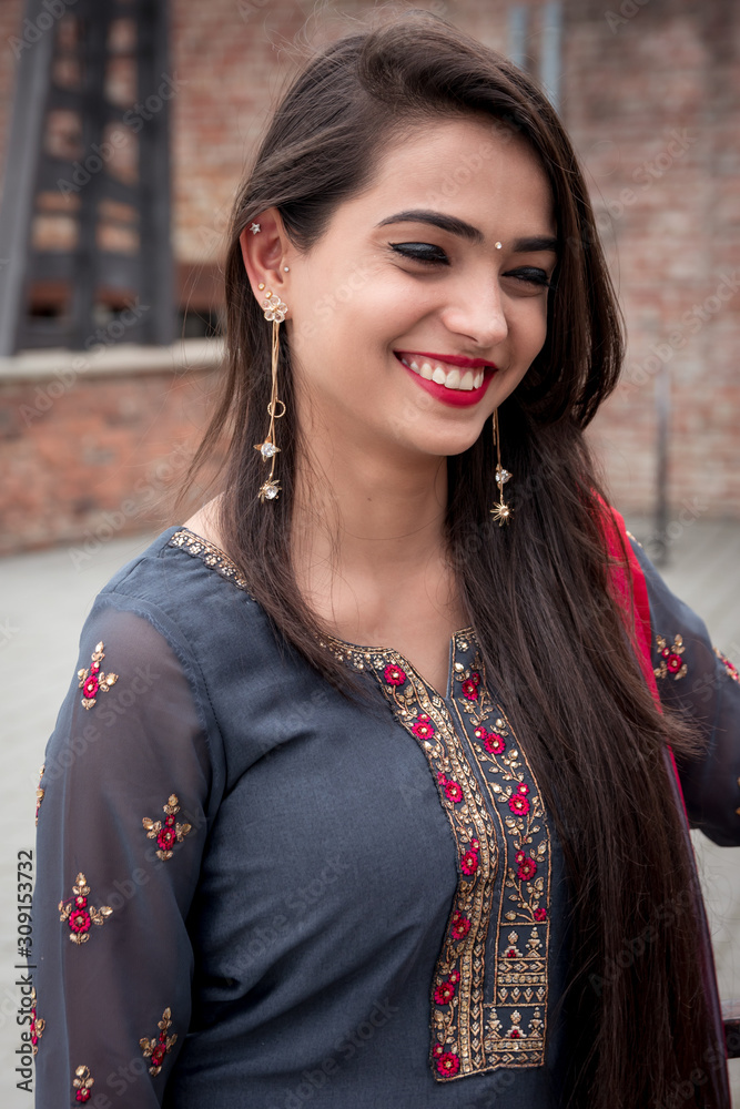 Portrait of indian girl in traditional dress. Traditional accessories ...