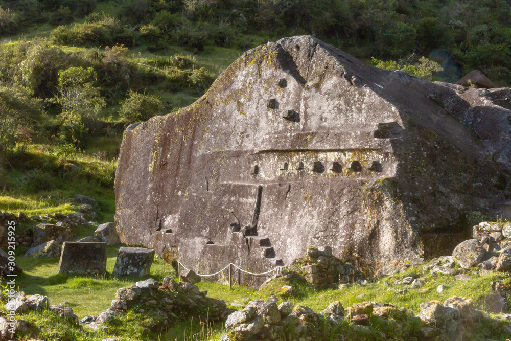 Piedra Blanca, Yuraq Rumi. Sitio Arqueológico de Vilcabamba. Photos ...