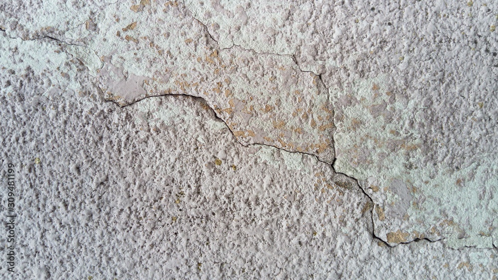 Foto de Crack on the wall of the house. Old plaster falls off the ...