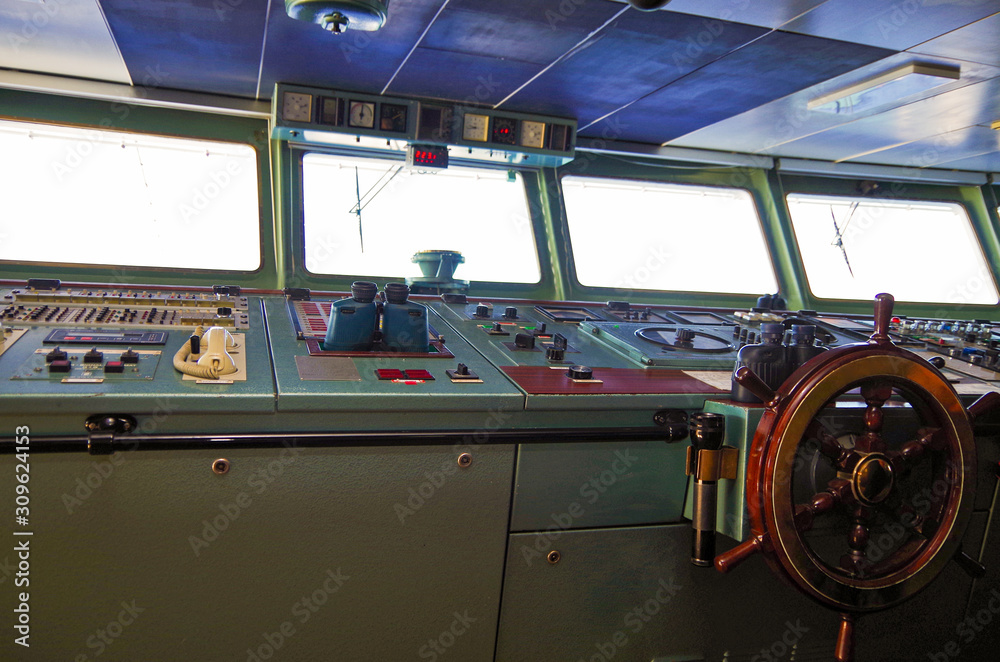 Foto de Bridge of classic cruise ship with nautical and technical ...