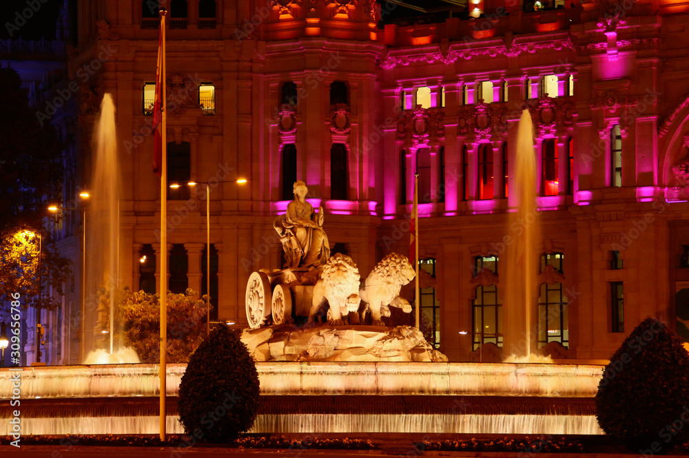 Fuente de Cibeles y fachada del palacio de Cibeles iluminados de noche ...