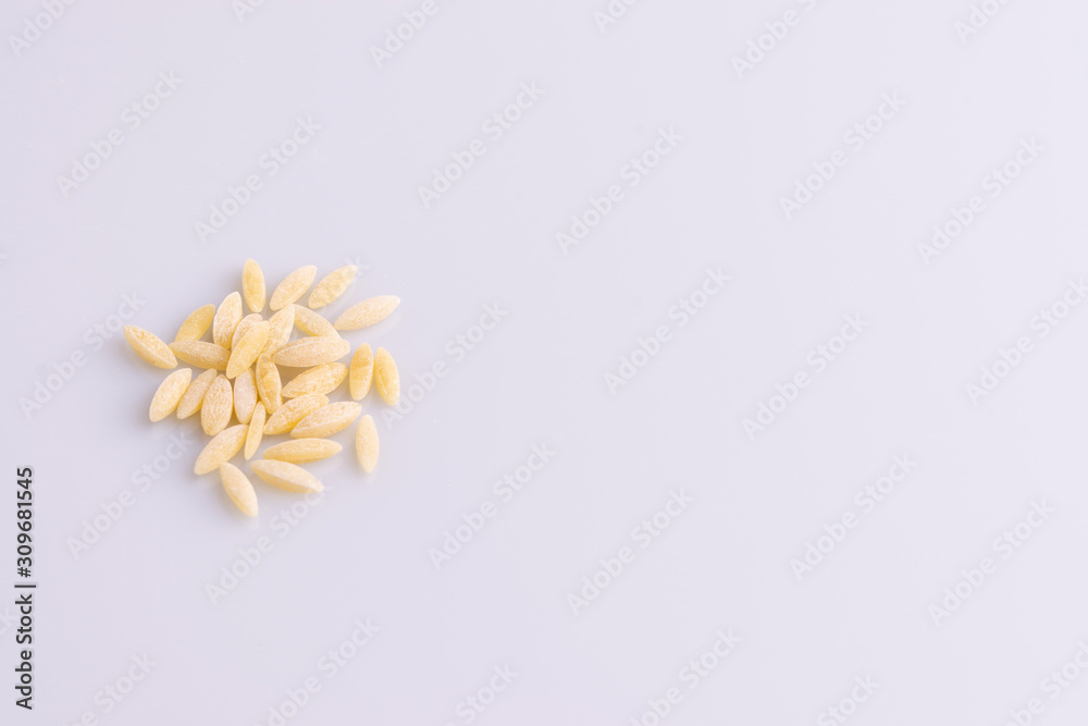 Orzo pasta, isolated on white background. Italian orzo pasta shaped ...