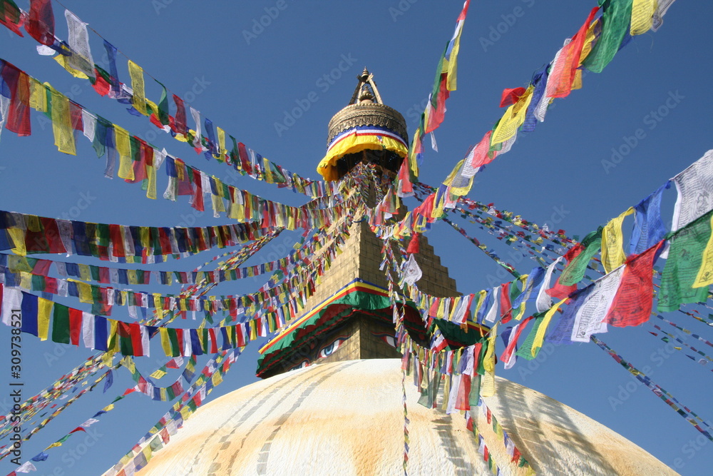 parte superior de stupa en Nepal con banderas de colores Stock Photo ...