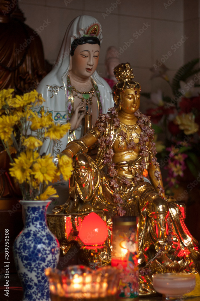 Foto de Yogyakarta, Indonesia, Dec 17, 2011. A statue of the gods and ...