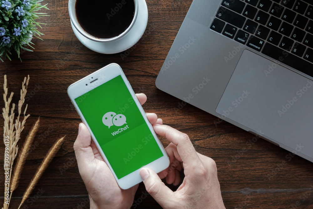 Foto de CHIANG MAI, THAILAND - January 20, 2019 : Man holds iphone 6 ...