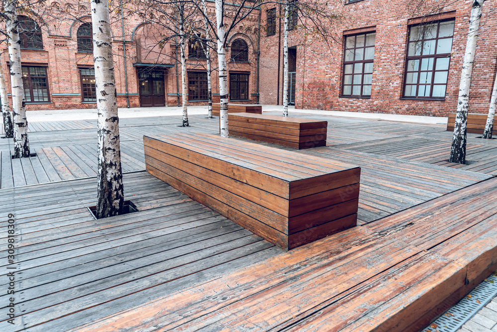 Foto de A resting place near the office block. Modern wooden benches of ...