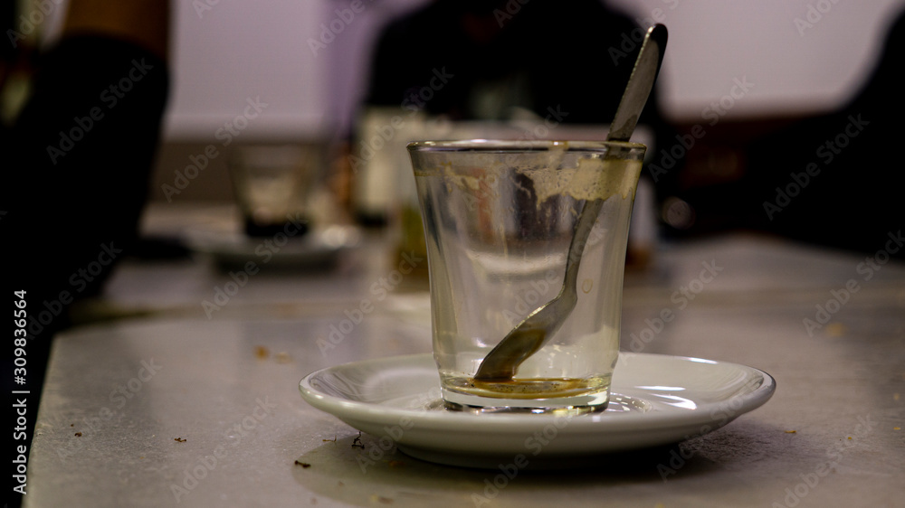 Vaso vacío de café en un bar Stock Photo | Adobe Stock
