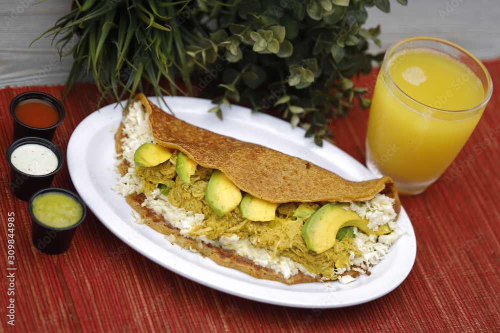 Cachapa con queso, pollo y aguacate. Comida tradicional Venezolana ...