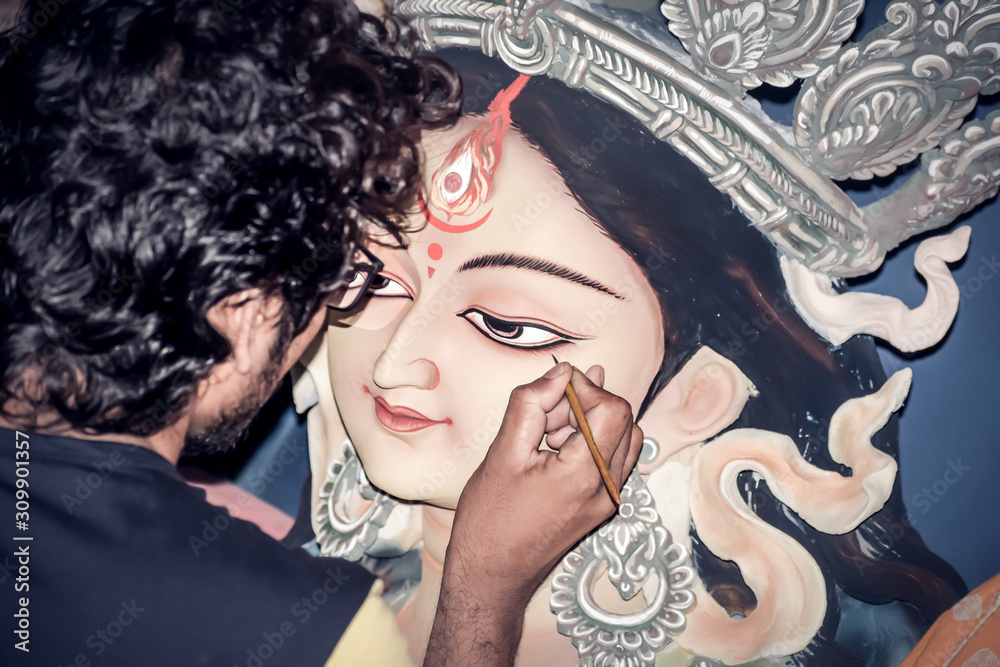 Foto de Painting the Eye over clay Idol of Hindu Goddess Durga. An idol ...