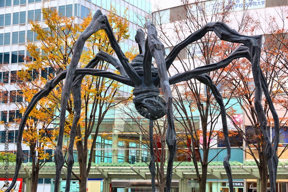 TOKYO, JAPAN - DECEMBER 1, 2016: Roppongi Hills spider monument in ...