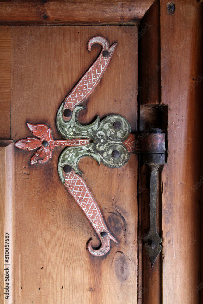 cardine in ferro battuto e dipinto; porta interna di Castel Velturno ...