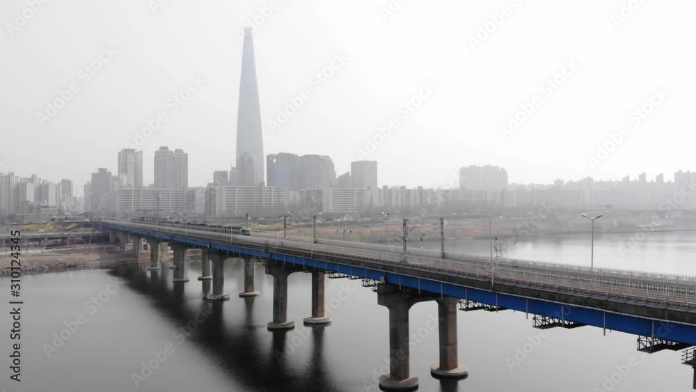 Vidéo Stock Subway train move at Jamsil Railway bridge, passing Han ...