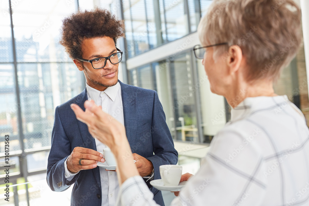 Geschäftsleute machen Smalltalk im Gespräch Stock Photo | Adobe Stock