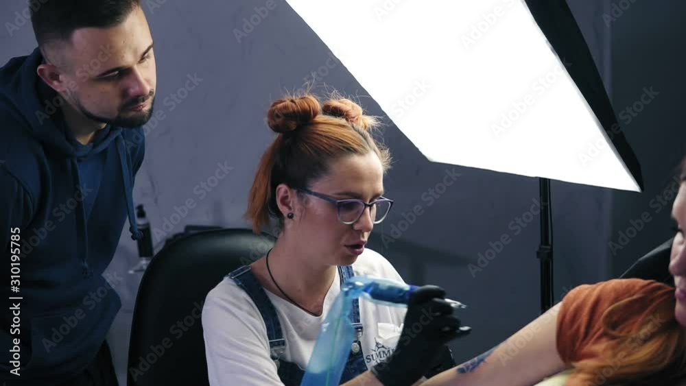 Vidéo Stock Master class of tattooing. The female master providing a ...