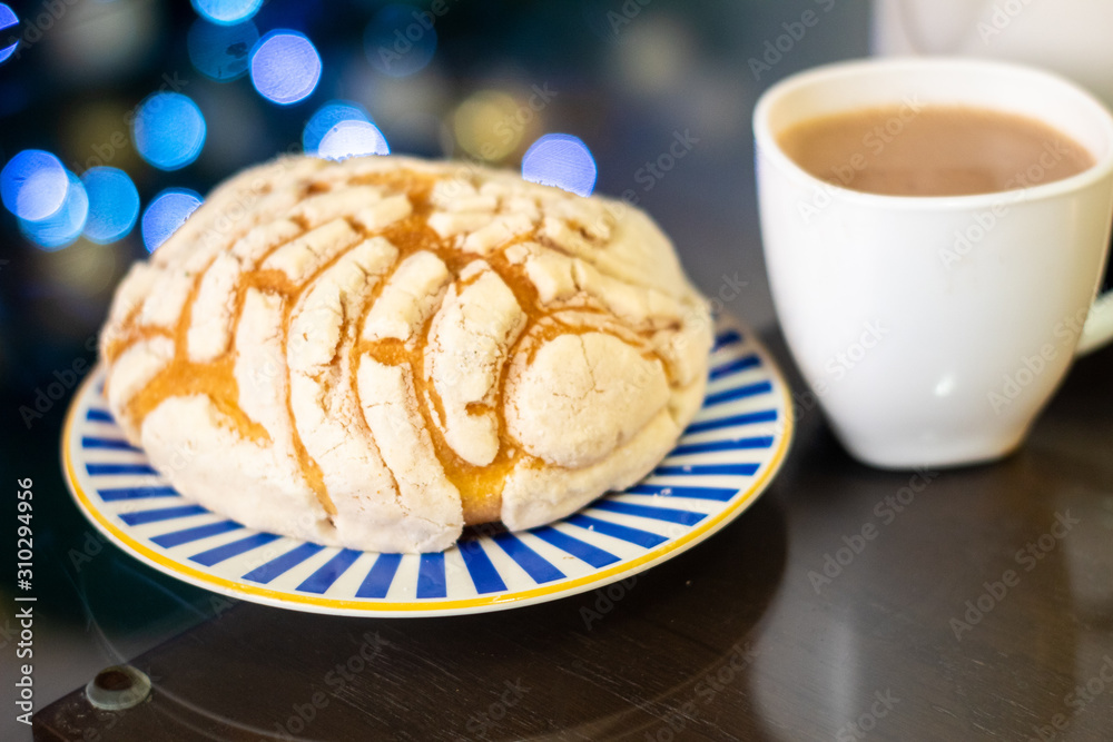 Pan dulce concha de vainilla con chocolate caliente tipico mejicano ...