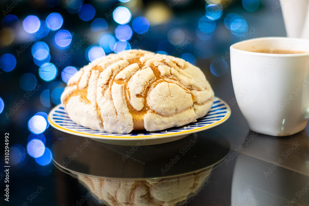Pan dulce concha de vainilla con chocolate caliente tipico mejicano ...