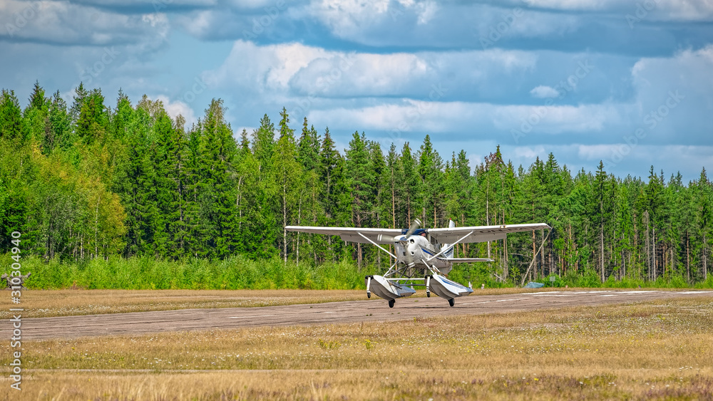 Single-engined piston-powered aircraft with fixed landing gear Cessna ...