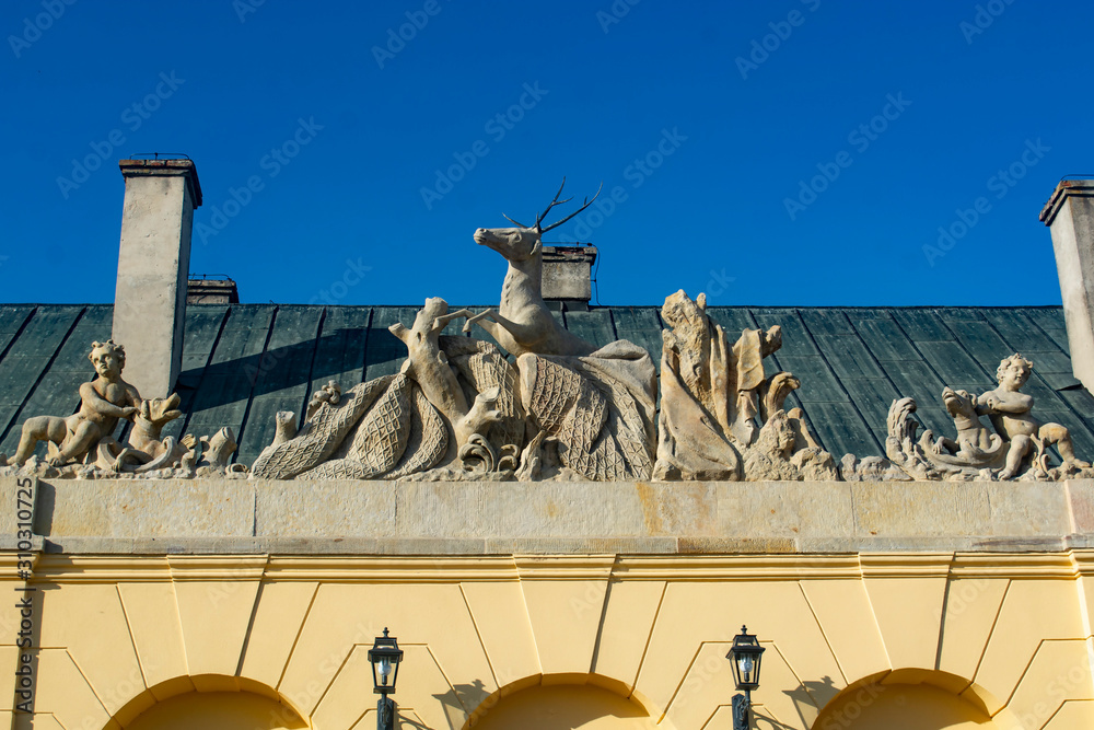 figury ozdobne na dachu Stock Photo | Adobe Stock