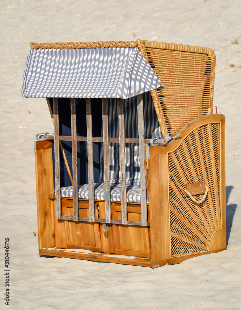 ein Strandkorb steht verschlossen am Ostseestrand Stock Photo | Adobe Stock