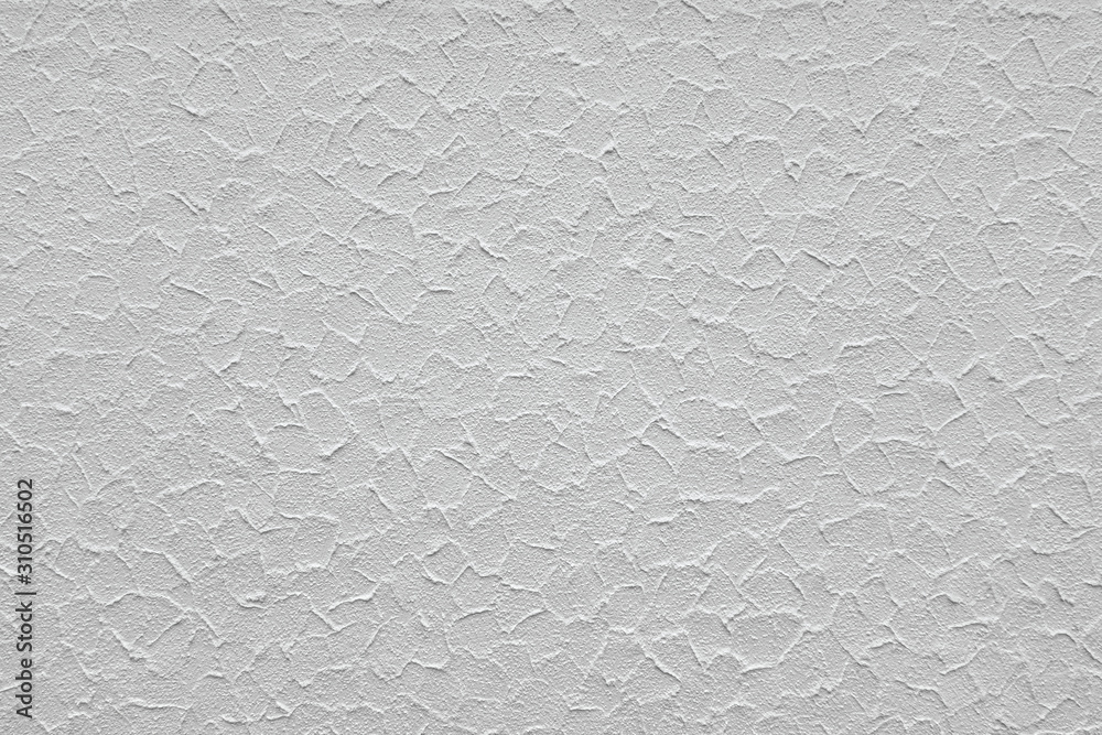 Abstrakt gemusterte Struktur von rauem Verputz an einer neuen weißen ...