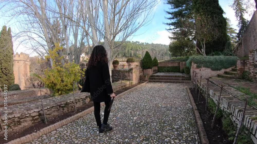 Video „ Woman walking through the Generalife gardens in the Alhambra ...