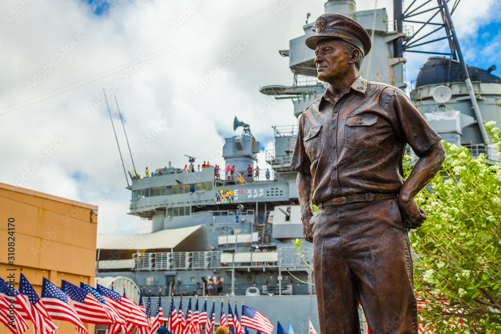 HONOLULU, OAHU, HAWAII, USA - AUGUST 21, 2016: bronze statue of ...