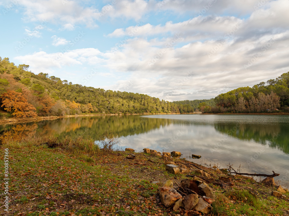 Foto de Paysage provençal. Reflets d'automne sur le lac de Suzanne ou ...