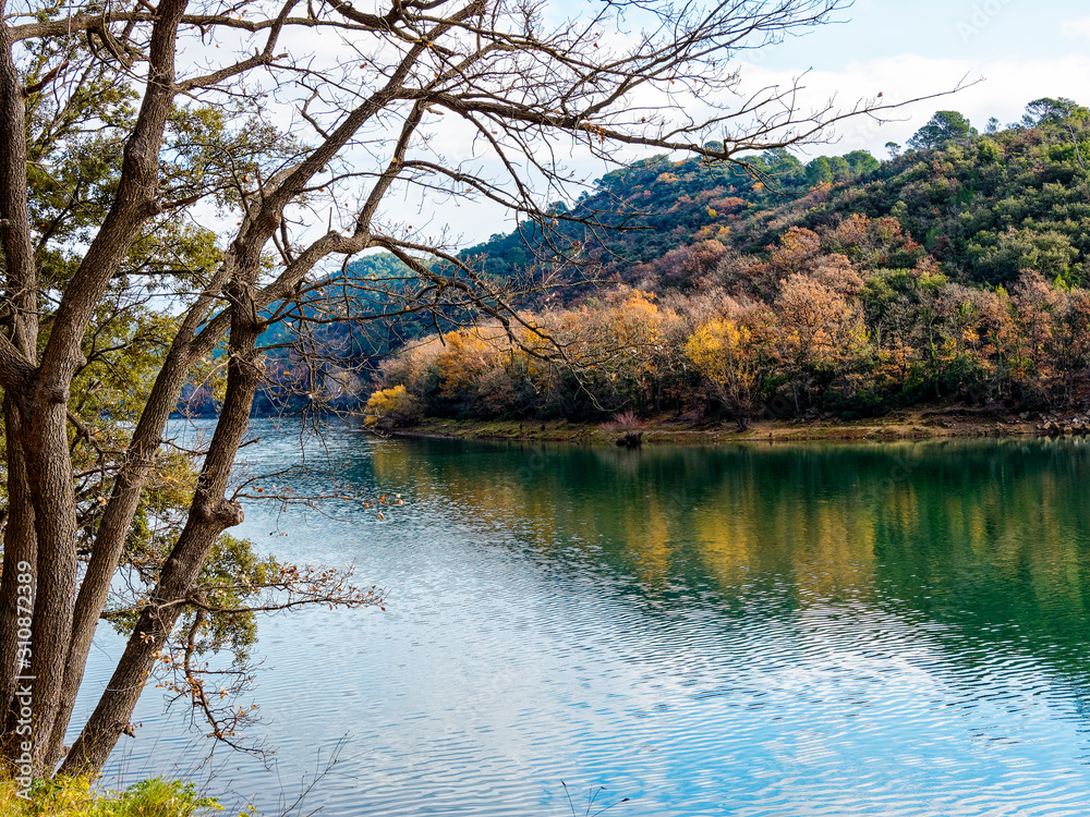 Paysage de la Provence verte en automne. Atmosphère de charme au bord ...