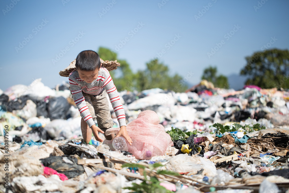 Poor children collect garbage for sale.and recycle them in landfills ...