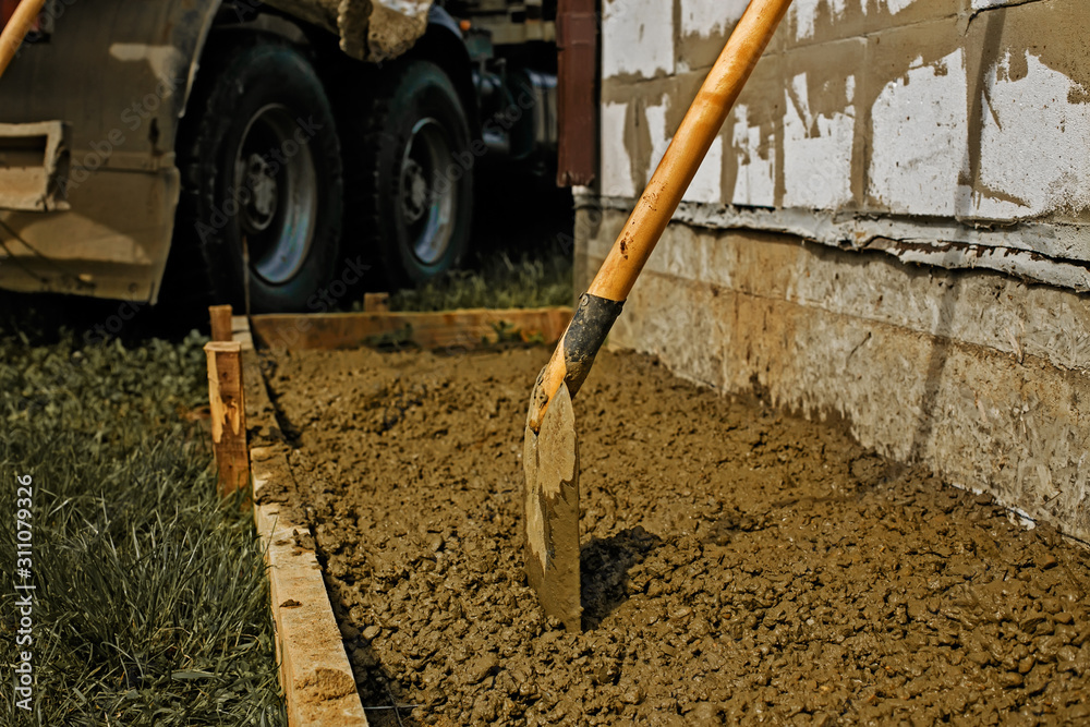 Foto de Workmen team in the process of forming foundation blind area ...