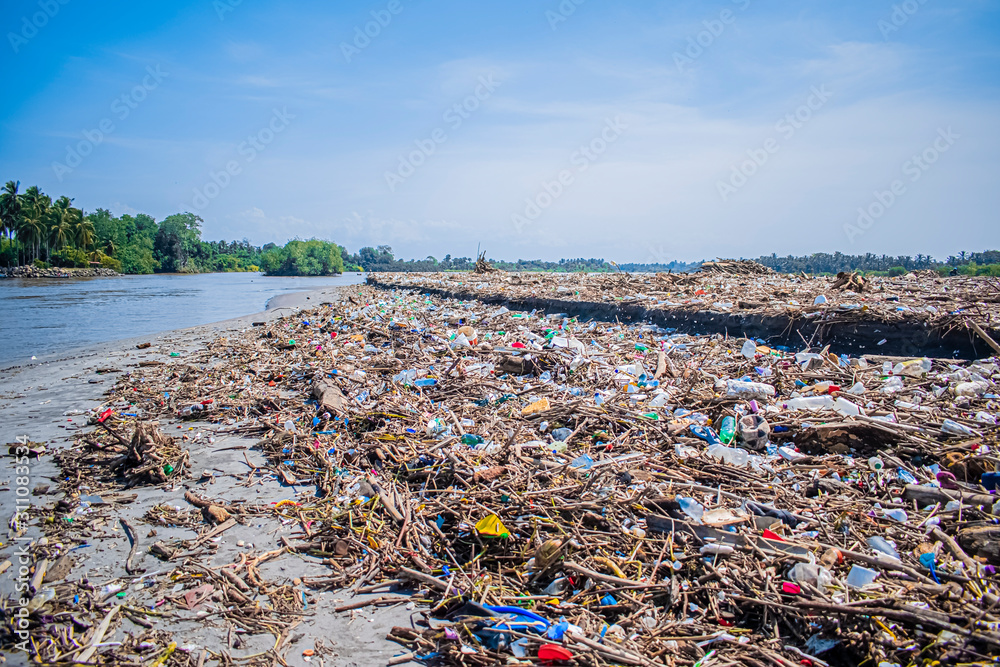 rió llena de basura, paisaje contaminado foto de Stock | Adobe Stock