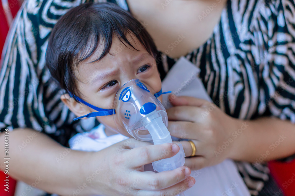 Fotografia do Stock: Sick boy inhalation therapy by the mask of inhaler ...