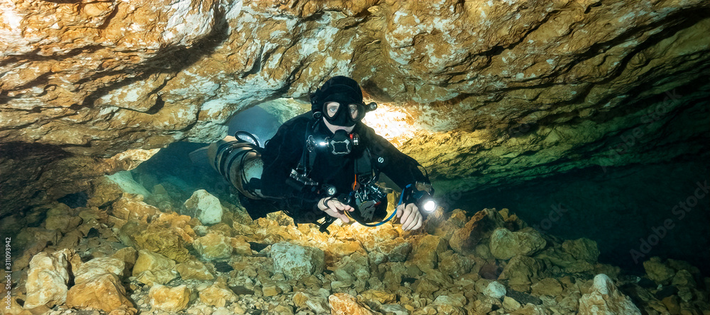 Cave Diving through the Rabbit Hole Entrance at Madison Blue Spring ...