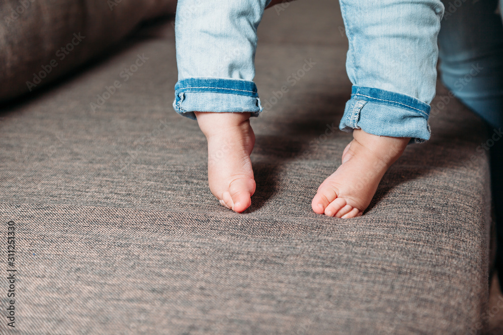 Foto de baby's first steps. The baby's feet take the first steps. photo ...