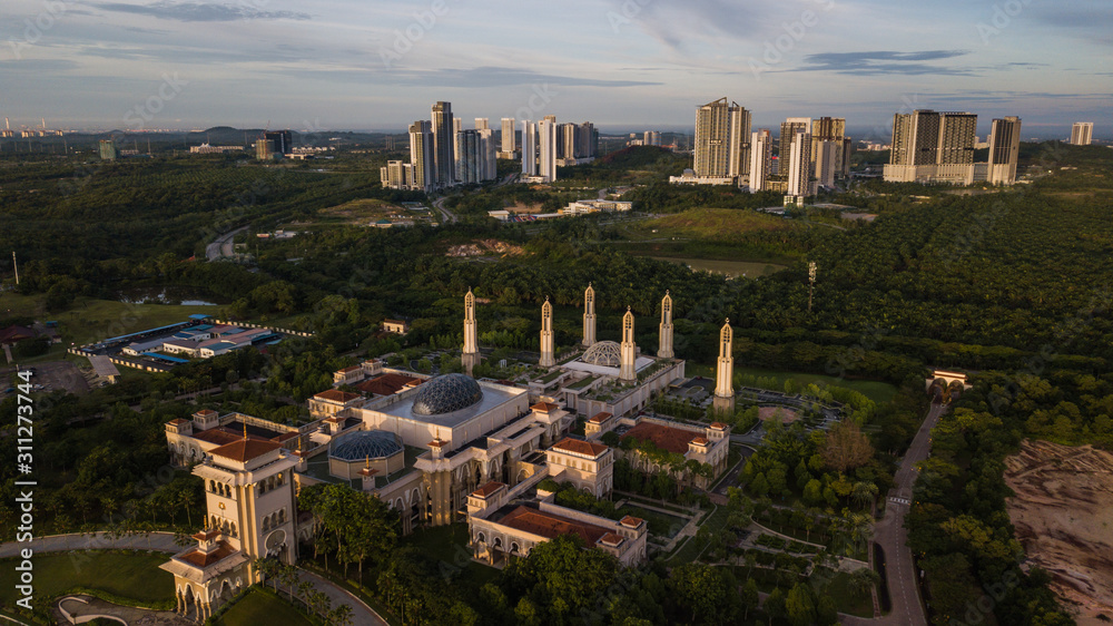 Foto de Beautiful aerial view of sunrise at The Kota Iskandar Mosque ...