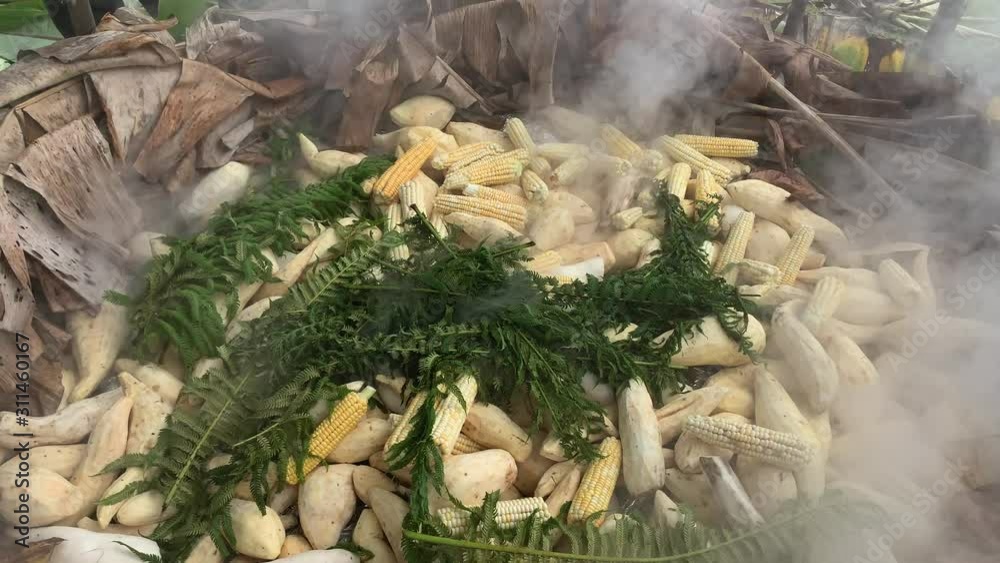 Video „Mumu, traditional method of cooking large quantities of food for ...