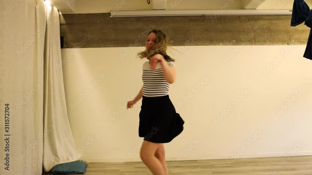 Teenage female dancer spinning around vídeo do Stock | Adobe Stock