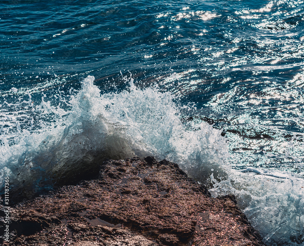 Agua chocando con las piedras de la costa Stock Photo | Adobe Stock