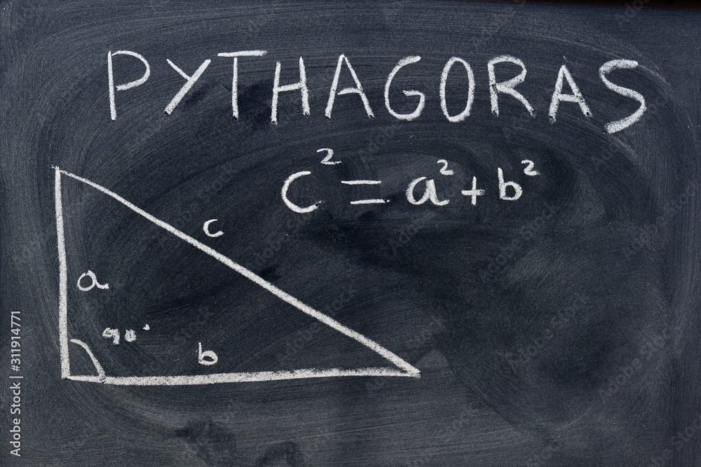 Teorema de Pitágoras escrito con una tiza en la pizarra Stock Photo ...