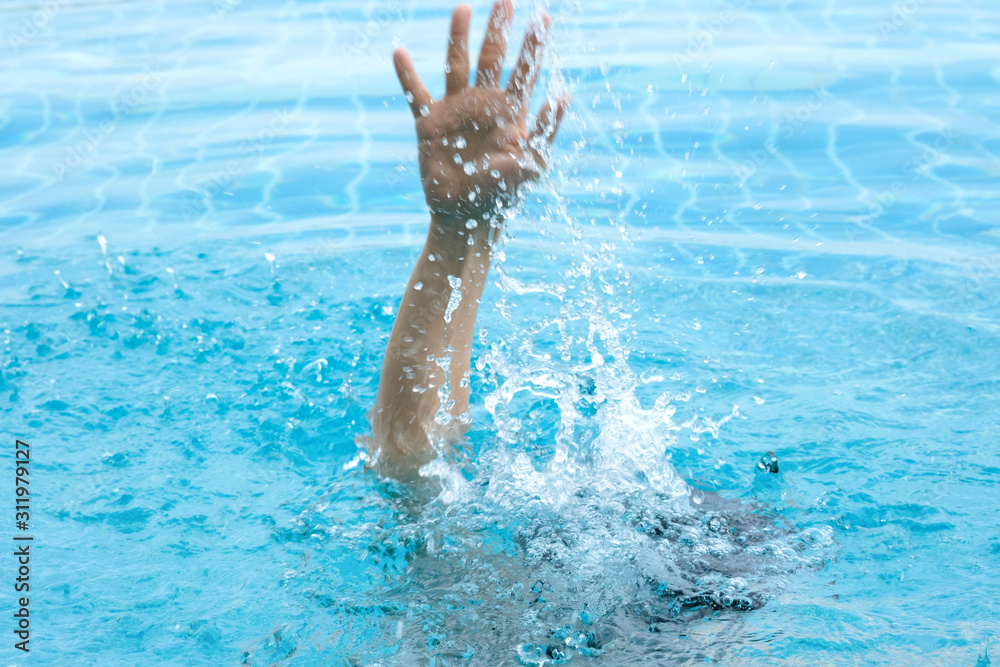 The man's hand drowned, he lifted his hand and asked for help from ...