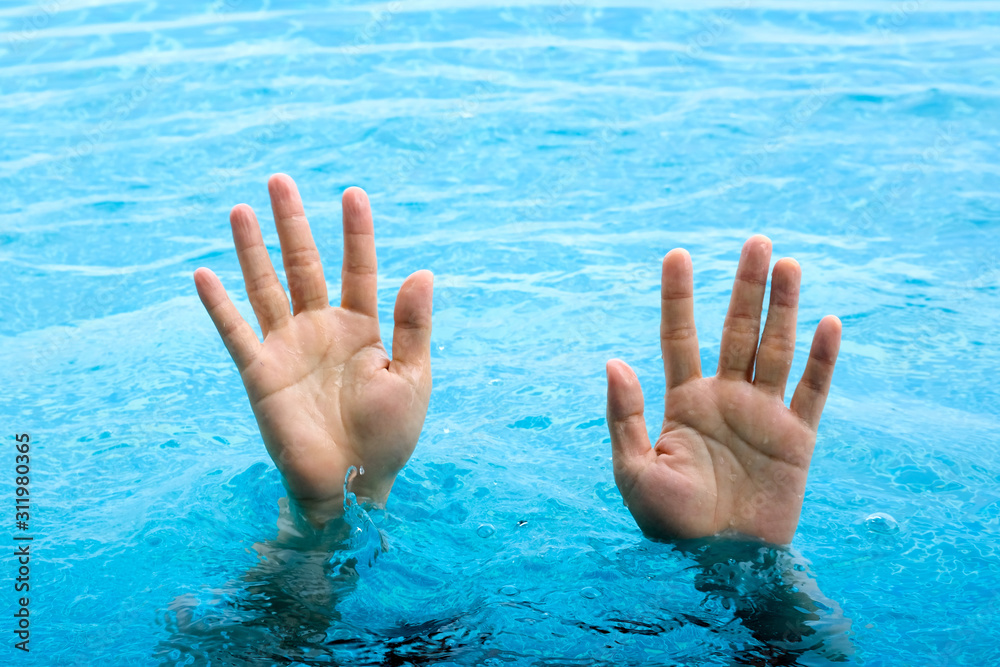 The man's hand drowned, he lifted his hand and asked for help from ...